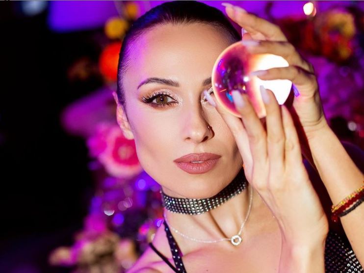 Dj NANA в новой фотосессии показала, перед чем не устоит ни один ...