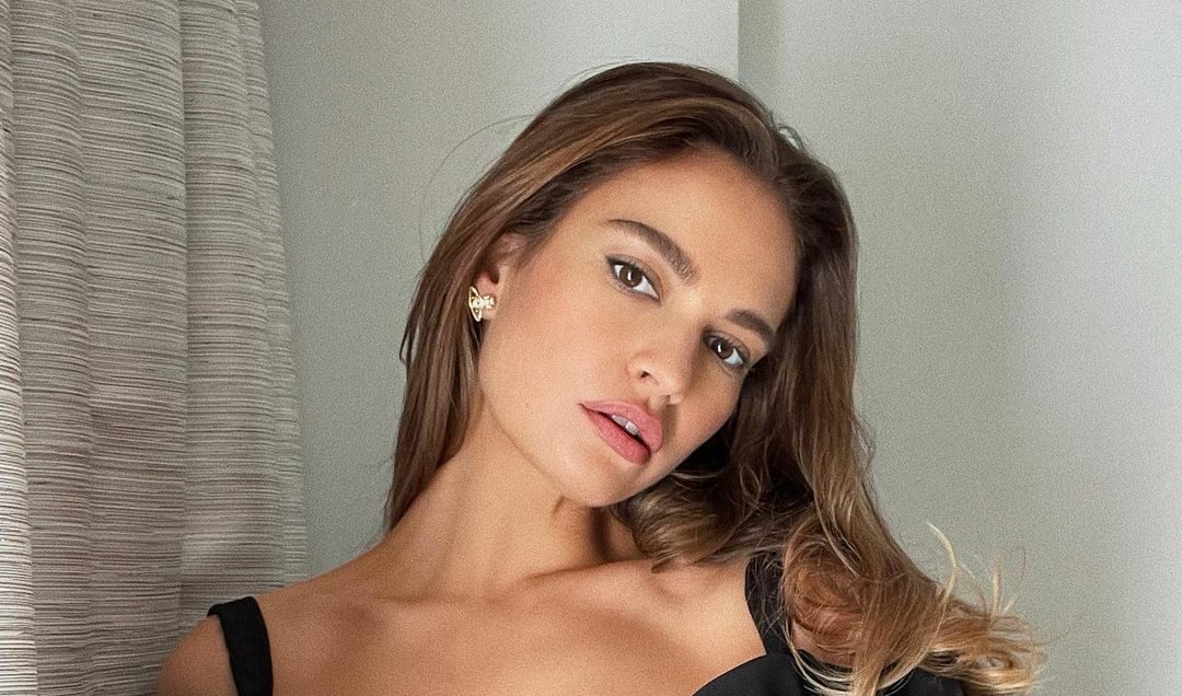 Лили Джеймс неузнаваема в новом образе для рекламной кампании Versace | Womfire