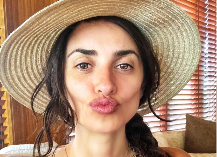 48-летняя Пенелопа Крус украсила обложку журнала, снявшись в одних мини-шортиках | Womfire