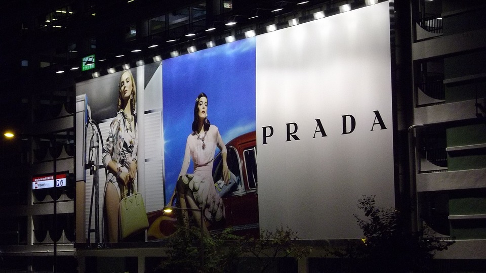 Prada снова стал самым популярным брендом в мире, Balenciaga резко падает, а Versace растет ...