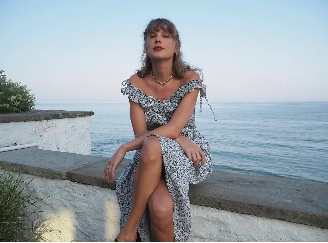 Тейлор Свифт стала первой женщиной в истории, у которой четыре альбома одновременно попали в топ ...